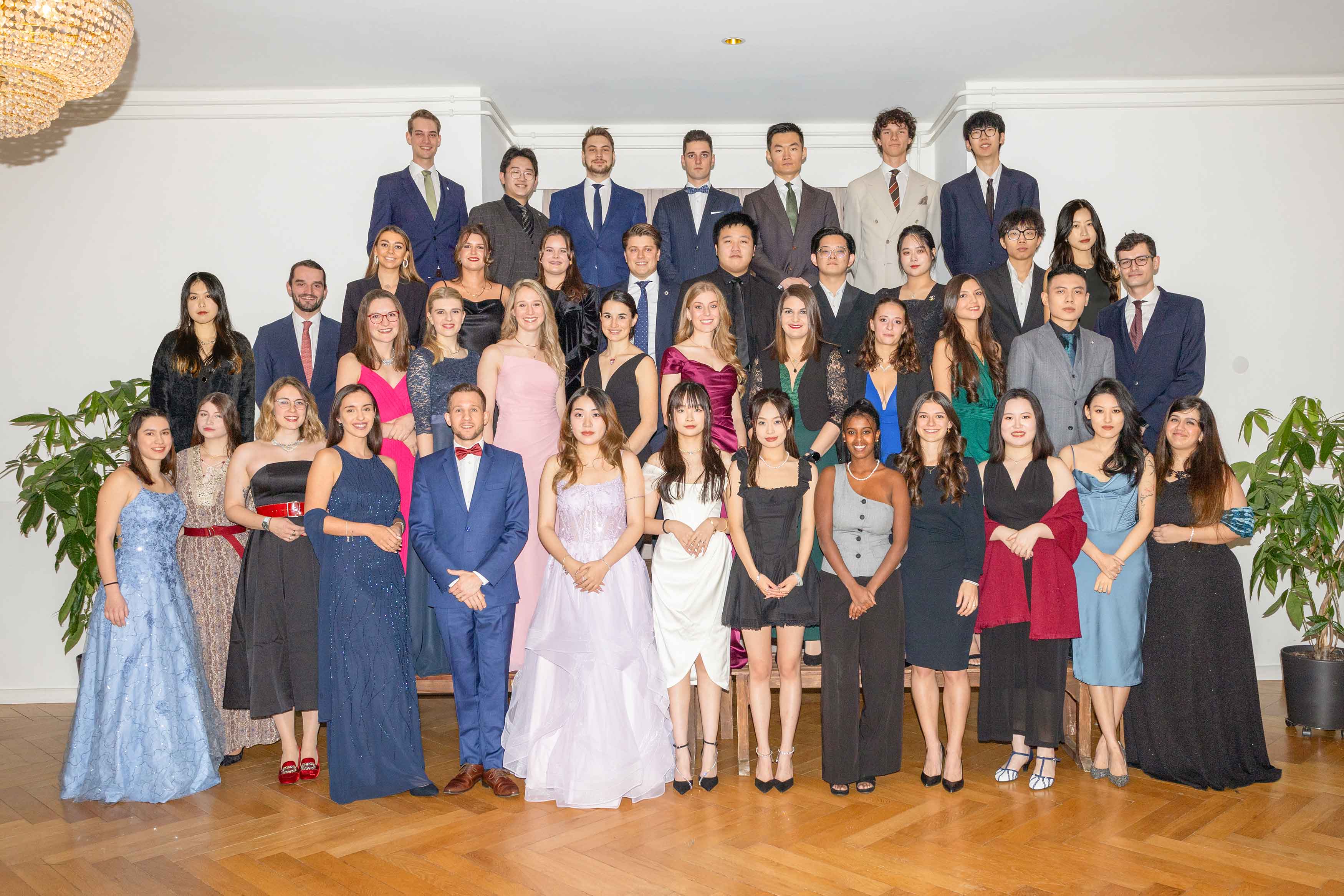 Die EHL Hotelfachschule Passugg verleiht 41 Hotelmanagement-Diplome an ...